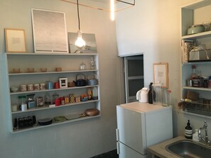 Geladeira, micro-ondas (mediante solicitação), fogão