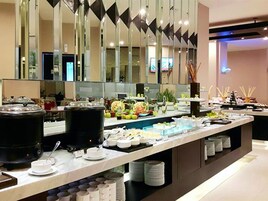 Café da manhã com buffet todos os dias (IDR 120000 por pessoa) 
