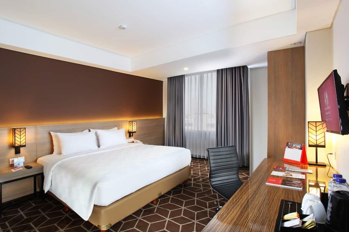 Roupa de alta qualidade, minibar, cofre no quarto, secretária