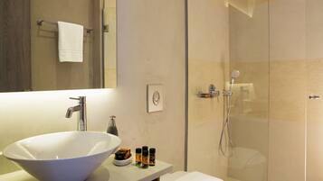 Vila, 4 quartos, piscina particular, vista para o mar (K) | Banheiro | Produtos de toalete grátis, secador de cabelo, chinelos