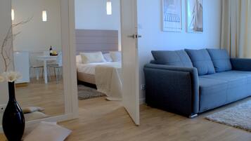 Apartamento, 1 quarto, kitchenette (Sail 4-u) | Sala | Televisor