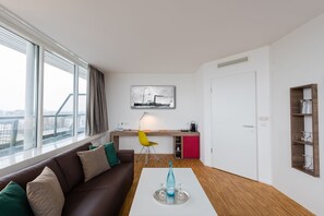 Quarto Deluxe | Sala de estar | Televisor de ecrã plano de 32 polegadas com canais por cabo, televisor 