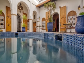 Piscina interna, funciona das 8h às 18h, espreguiçadeiras