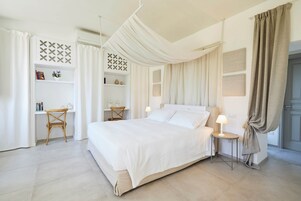 Suíte conforto, banheira de imersão, vista para o jardim | Roupas de cama premium, cofres nos quartos, quartos à prova de som