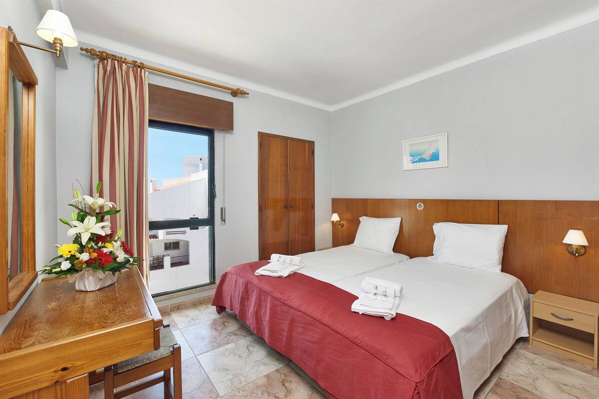 Apartamento, 2 quartos | Secretária, cortinas/cortinados opacos 