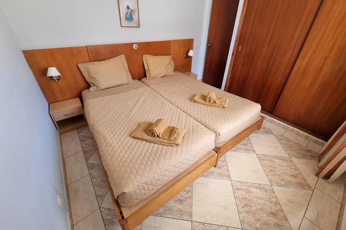 Apartamento, 1 quarto | Secretária, cortinas/cortinados opacos 