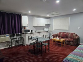 Quarto Duplo, várias camas, cozinha | Cozinha privada | Uma cafeteira/bule, um frigorífico, um micro-ondas 
