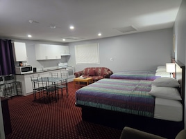 Quarto casal, várias camas, cozinha | Wi-Fi de cortesia, roupa de cama