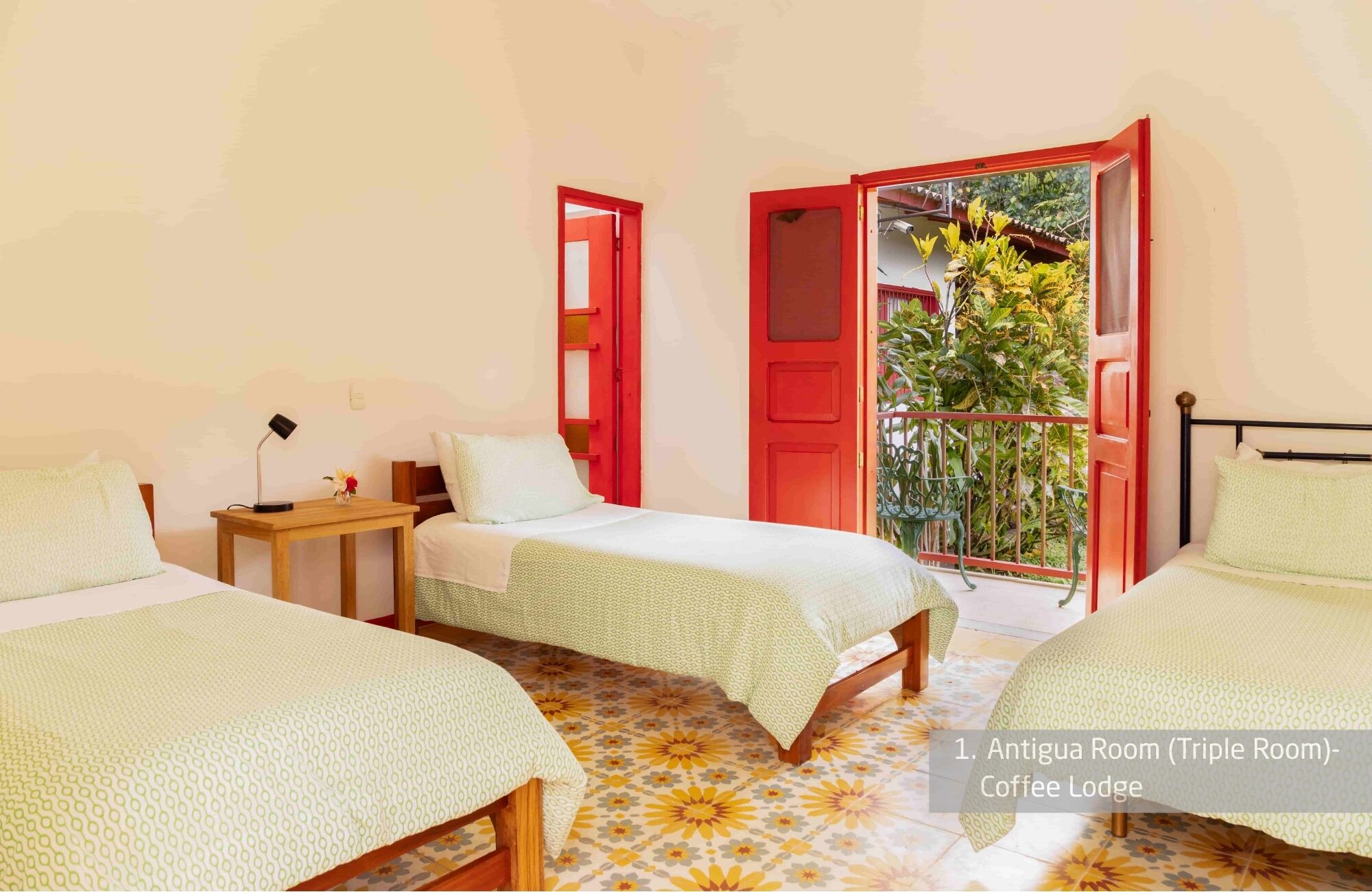 Quarto Duplo ou Twin Standard, casa de banho privativa, vista para o jardim | Cofre no quarto, com decoração personalizada 