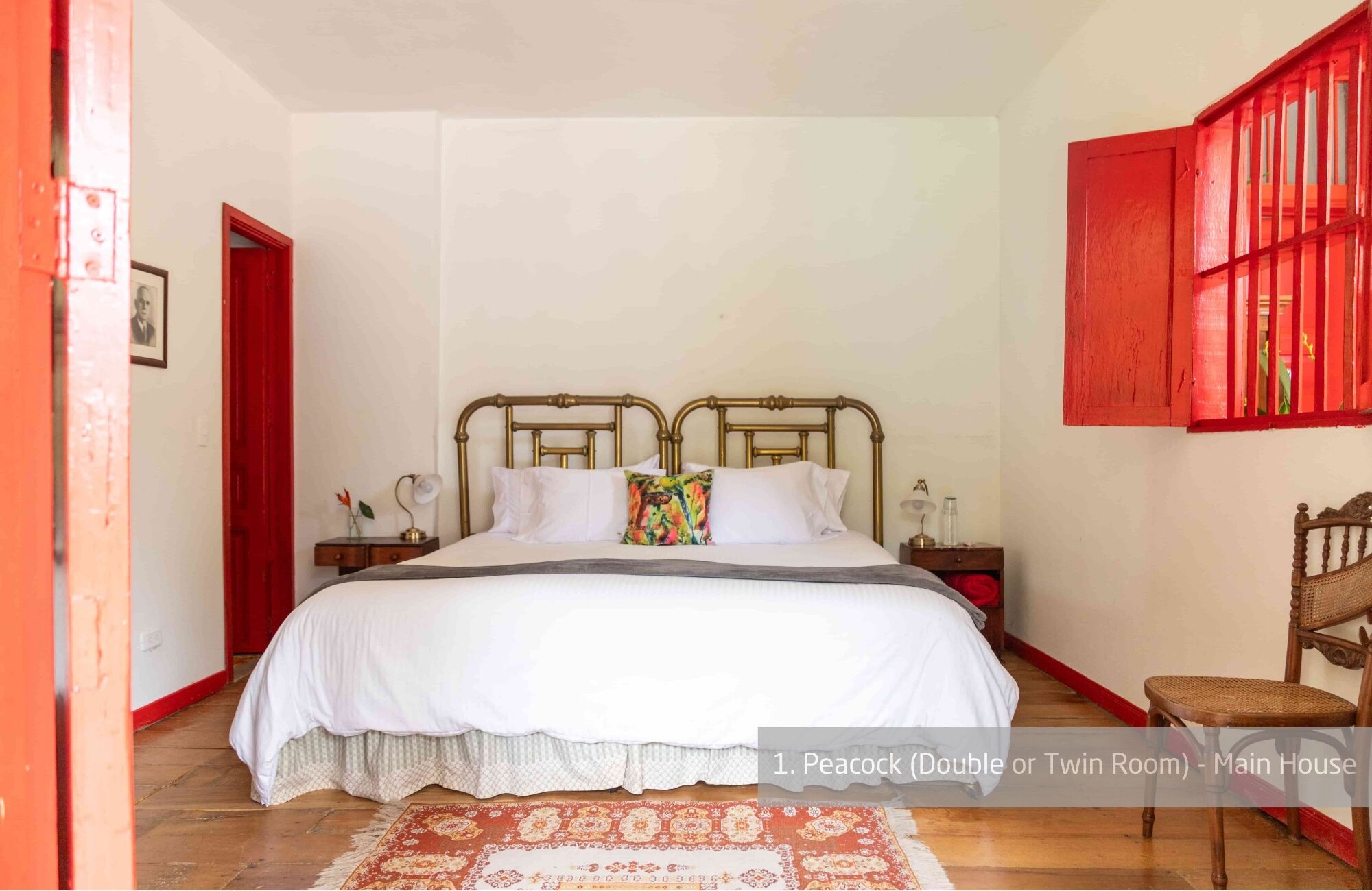 Quarto Twin Deluxe, casa de banho anexa, vista para a piscina | Cofre no quarto, com decoração personalizada 