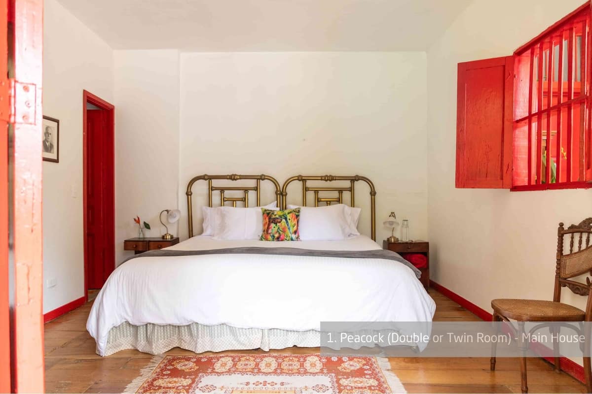Quarto Twin Deluxe, casa de banho anexa, vista para a piscina | Cofre no quarto, com decoração personalizada