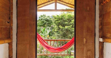 Quarto casal tradicional, banheiro compartilhado, vista para o jardim | Roupas de cama premium, cofres nos quartos, individualmente decorados
