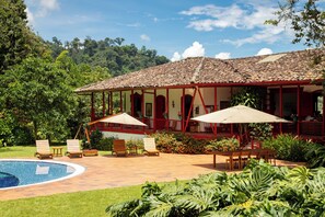 Terraço com espreguiçadeiras