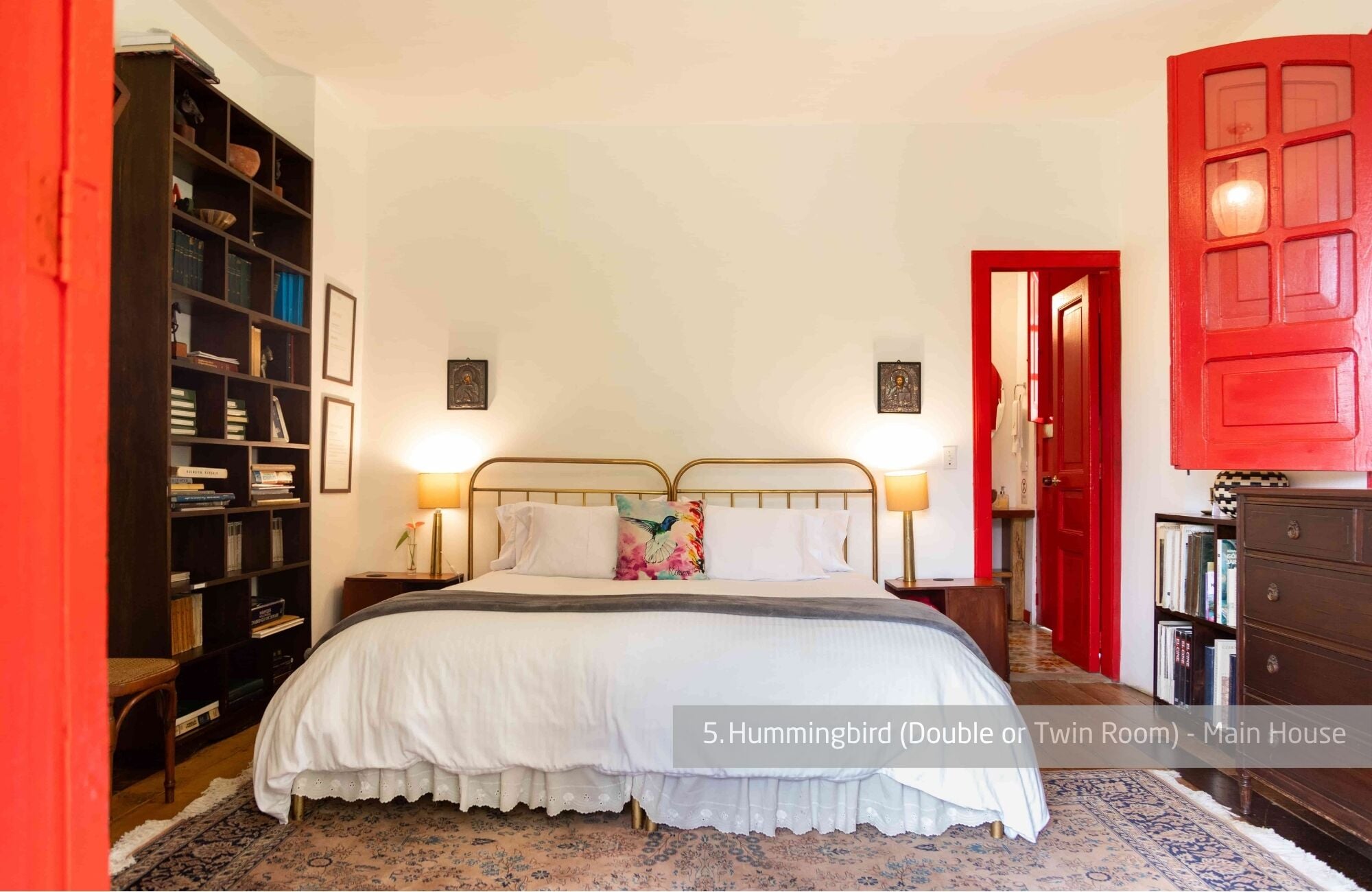 Quarto Twin Deluxe, casa de banho anexa, vista para a piscina | Cofre no quarto, com decoração personalizada 