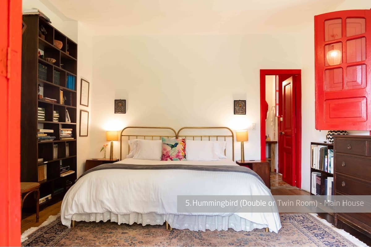 Quarto Twin Deluxe, casa de banho anexa, vista para a piscina | Cofre no quarto, com decoração personalizada
