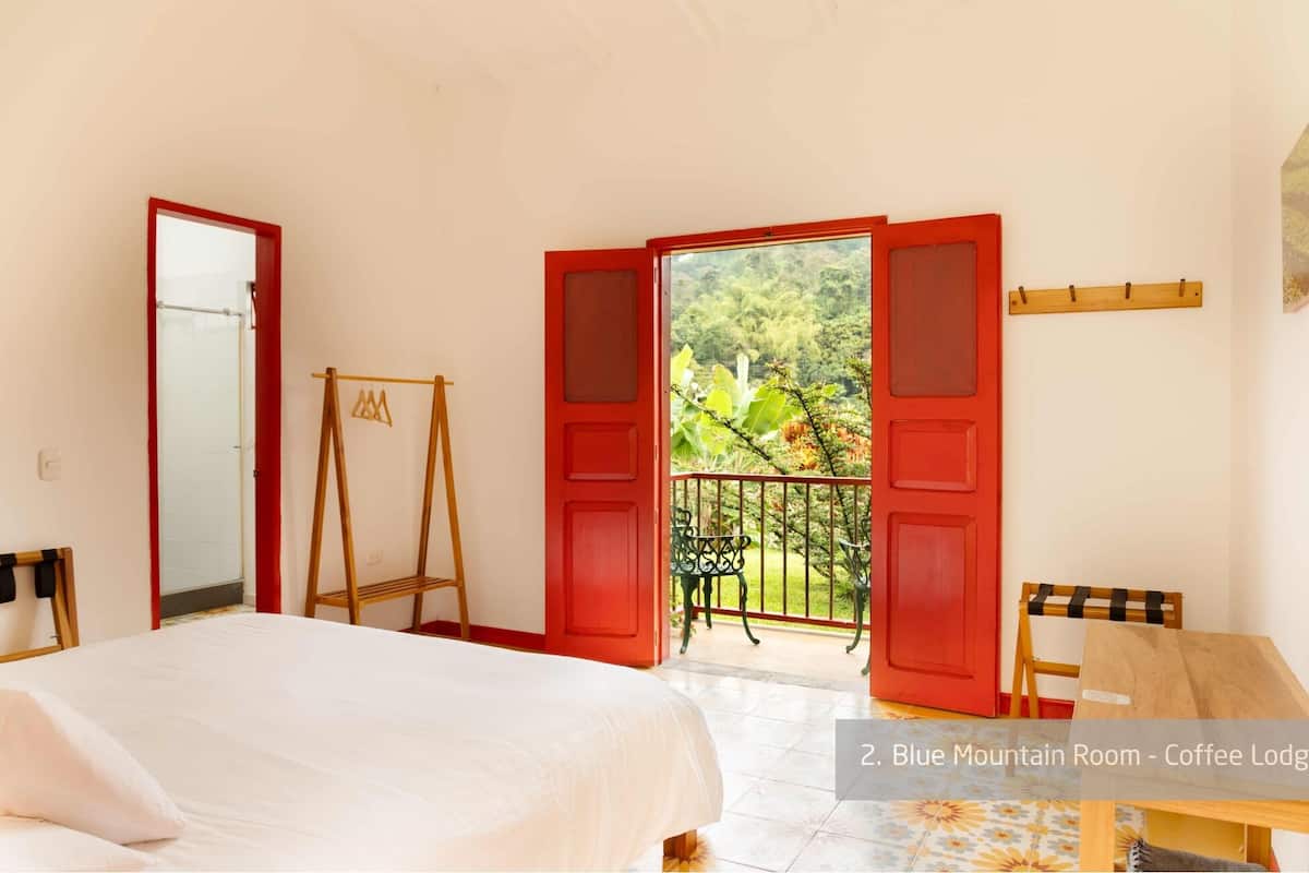 Quarto Twin Standard, casa de banho privativa, vista para o jardim | Cofre no quarto, com decoração personalizada