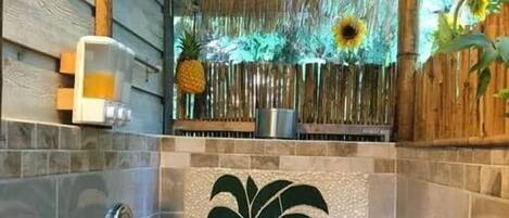 Budget Double Room Cabin | Chuveiro