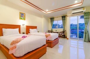 Quarto Twin Superior | Roupa de alta qualidade, cofre no quarto, secretária