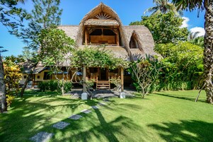 Quarto Triplo Superior, vista para a montanha (Villa Kayu 1C) | Vista do quarto