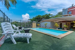 Piscina externa, espreguiçadeiras