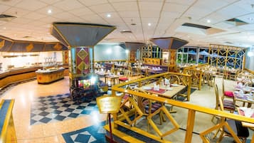 2 restaurantes, pequenos-almoços servidos, cozinha britânica