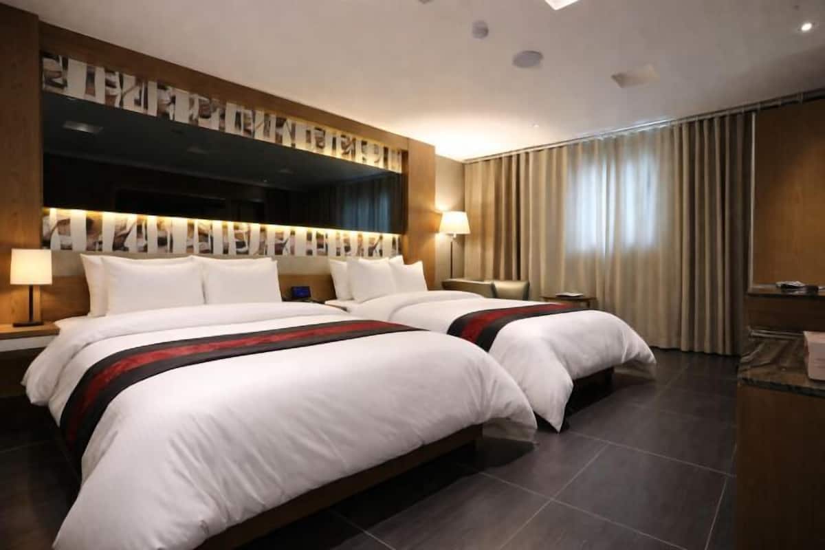 Roupas de cama premium, escrivaninha, quartos à prova de som