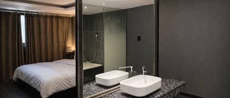 Quarto casal básico | Banheiro | Banheira e chuveiro separados, banheira de imersão