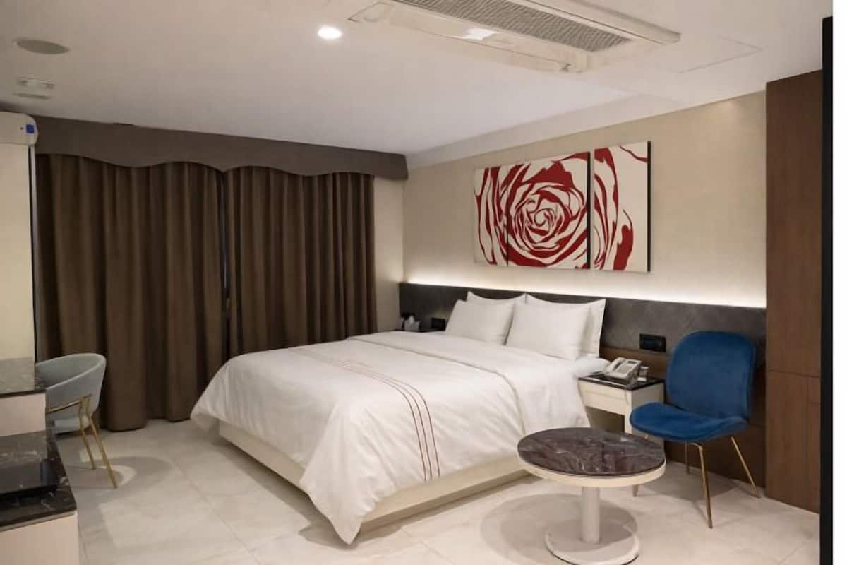 Roupas de cama premium, escrivaninha, quartos à prova de som