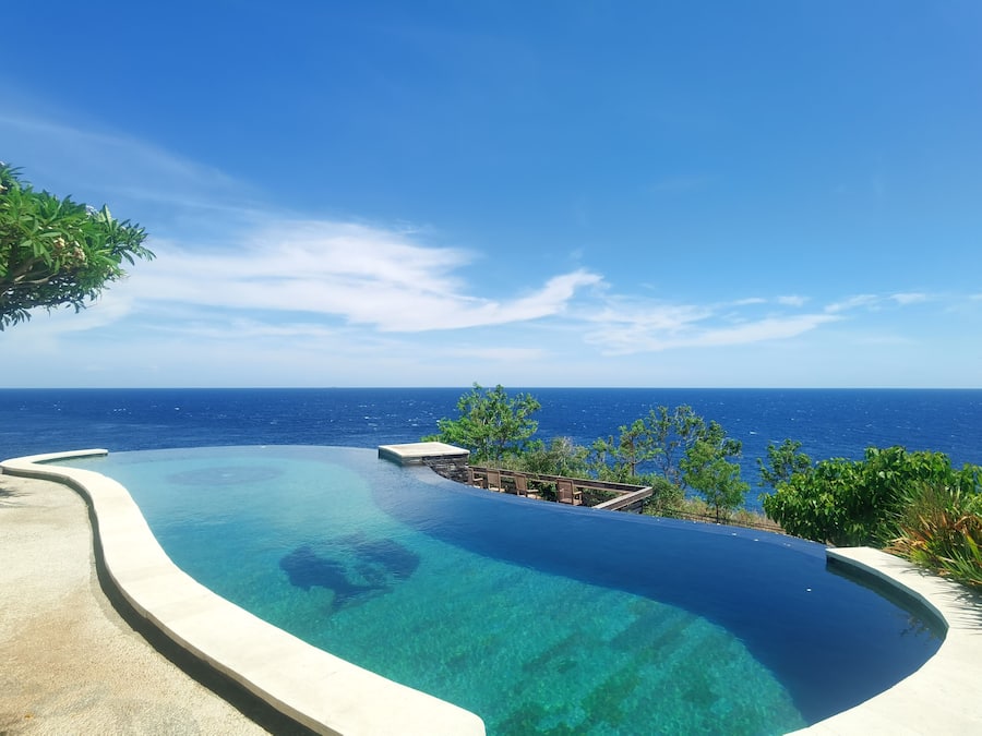 Piscina externa, espreguiçadeiras