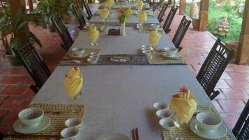 Café da manhã, almoço e jantar; culinária vietnamita