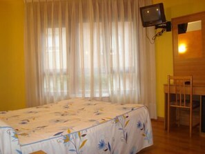 Quarto casal ou duplo | Escrivaninha, berços (sobretaxa), camas extras/dobráveis (sobretaxa)