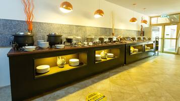 Pequeno-almoço tipo buffet diário (20 USD por pessoa)