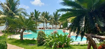 Piscina externa, espreguiçadeiras