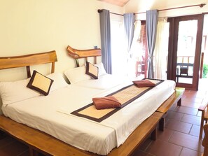 Quarto família, vista para o jardim | Camas com colchões pillow-top, frigobar, Wi-Fi de cortesia