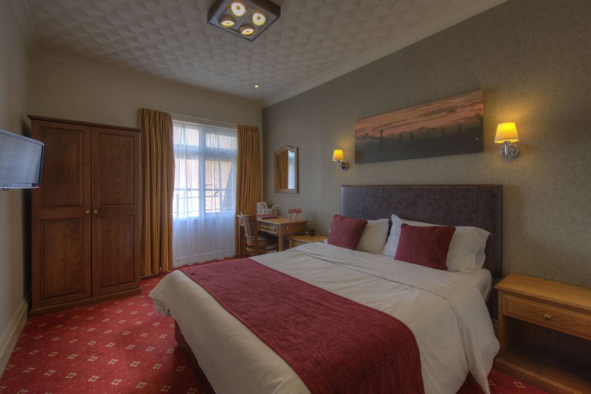 Quarto Duplo | Secretária, cortinas/cortinados opacos, Wi-fi grátis 