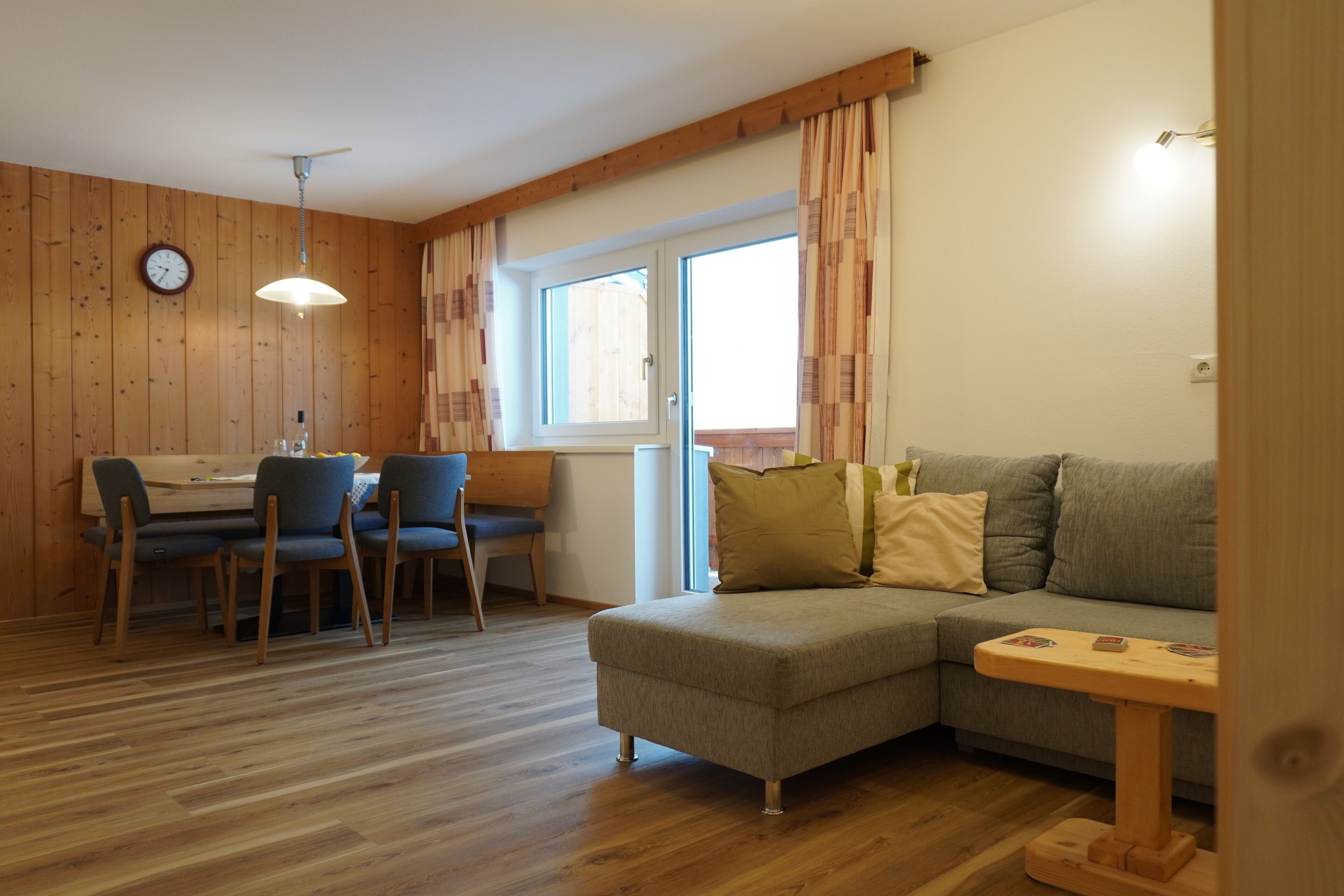 Apartamento Panorâmico, 1 quarto, cozinha, vista para a montanha (Balcony) | Sala de estar | Televisor de ecrã plano de 43 polegadas com canais via satélite 