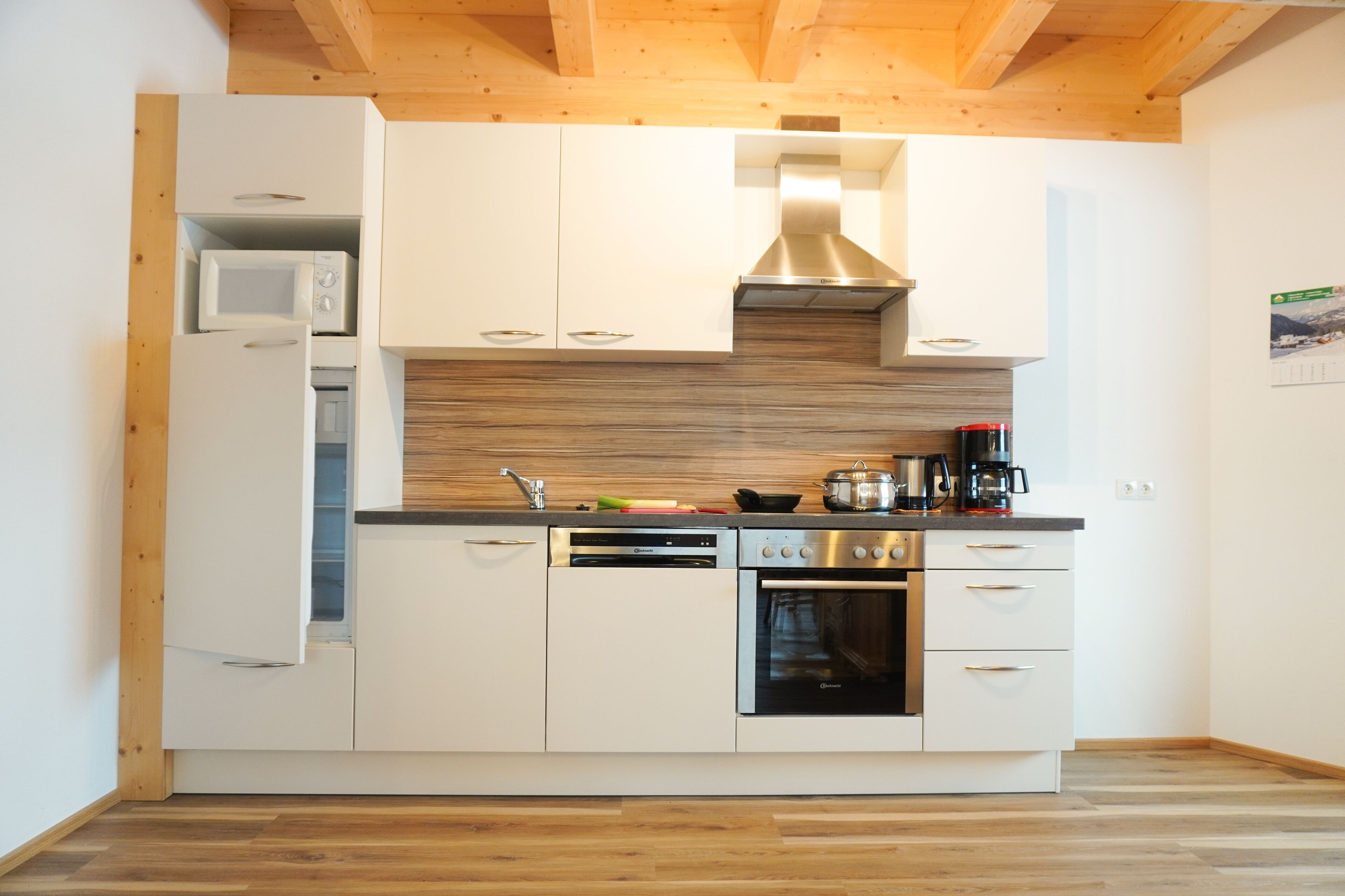 Apartamento Familiar, 2 quartos, cozinha, vista para o pátio | Cozinha privada | Um frigorífico/congelador grande, um micro-ondas, um forno 