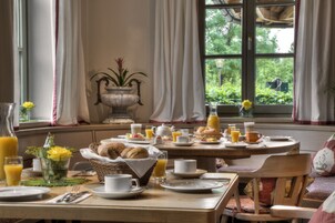 Café da manhã com buffet todos os dias (EUR 5 por pessoa) 