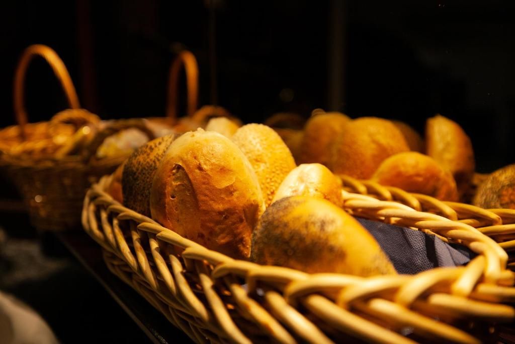 Uma cesta com pães variados.