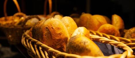 Uma cesta com pães variados.