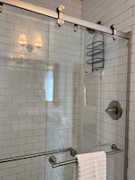 Quarto Standard (7; 2nd floor-stairs only) | Casa de banho | Uma banheira, artigos de higiene pessoal grátis, um secador de cabelo