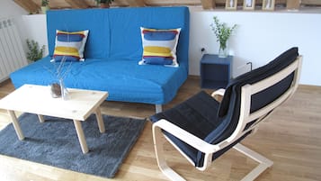 Suite, kitchenette, vista para a montanha | Sala | TV de ecrã plano
