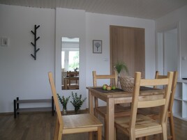 Suíte, cozinha americana, vista para a montanha | Sala de estar | TV de tela plana