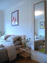 Quarto triplo conforto, 1 quarto, vista para a montanha | Edredons de pluma, individualmente decorados, cortinas blackout