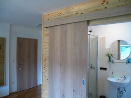 Quarto triplo conforto, 1 quarto, vista para a montanha | Edredons de pluma, individualmente decorados, cortinas blackout