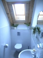 Quarto casal (Attic) | Banheiro | Chuveiro, chuveiro com efeito de chuva, produtos de toalete grátis 