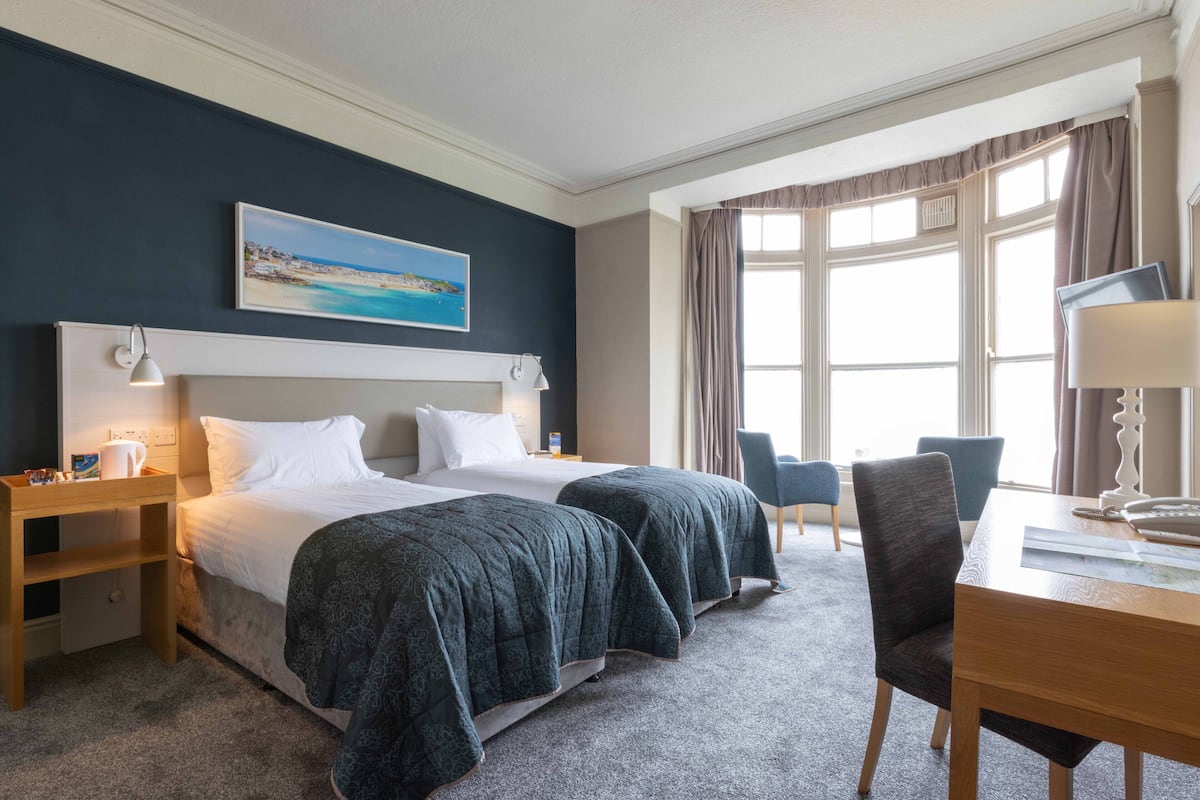 Roupas de cama antialérgicas, escrivaninha