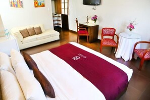 Cofres nos quartos, escrivaninha, camas extras/dobráveis (sobretaxa)