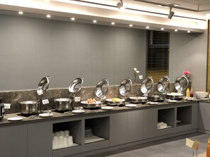 Pequeno-almoço tipo buffet diário mediante uma taxa 