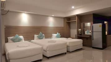 Quarto Triplo Premier | Minibar, cofre no quarto, secretária, Wi-fi grátis